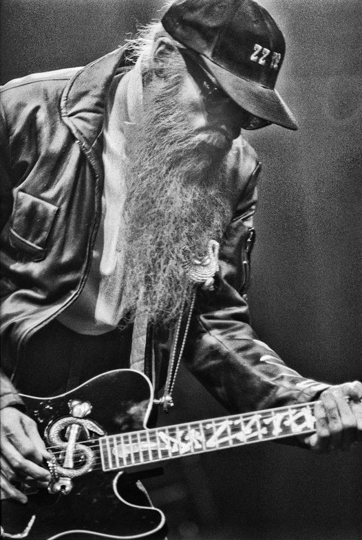 ZZ Top's reliance on bodacious babes overshadows its musical talents on the Antenna World Tour ...